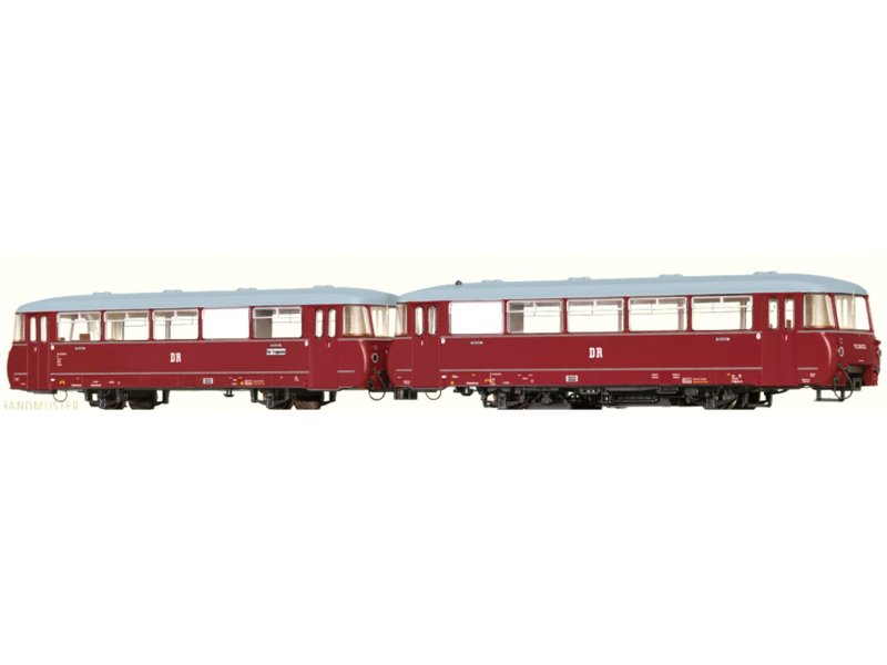 N Triebw. VT 2.09 DR III LVT 171 der DR wird mit einem Beiwagen VB ...